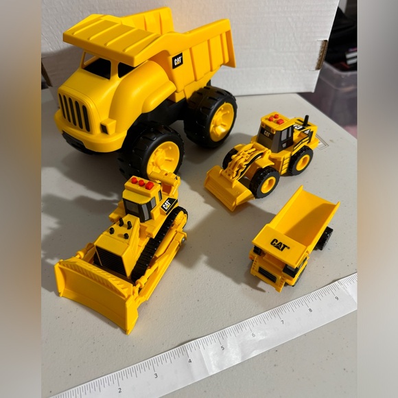 Caterpillar | Toys | Caterpillar Construction Toys Larger Dump Truck ...